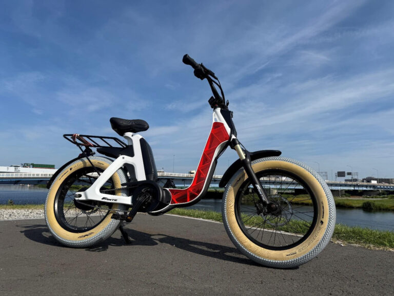 FANTIC ISSIMOの足元を彩ろう！ 20インチのオリジナルカラー・ファットタイヤ、限定発売！ - FANTIC E-BIKE